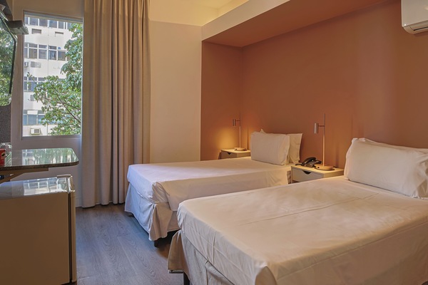 Quarto Twin | Minibar, secretária adequada para computadores portáteis