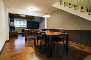 Suite | Sala | Smart TV de 32 polegadas com canais por cabo