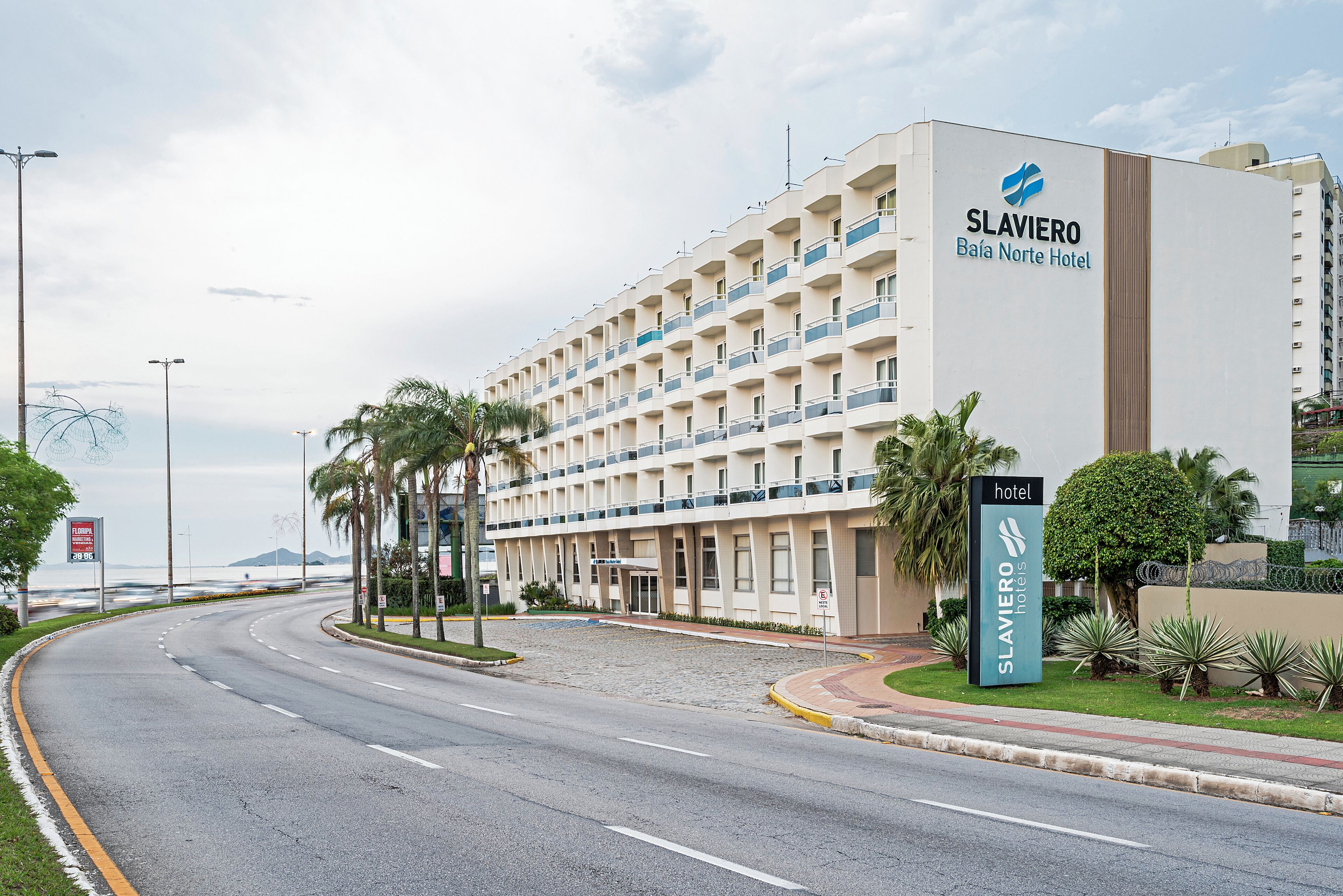 Um edifício de hotel com uma placa que diz 'Slaviero Bafa Norte Hotel'.
