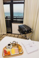 Frigobar, cofres nos quartos, cortinas blackout, Wi-Fi de cortesia