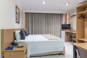 Quarto Duplo Standard | Minibar, secretária, secretária adequada para computadores portáteis 