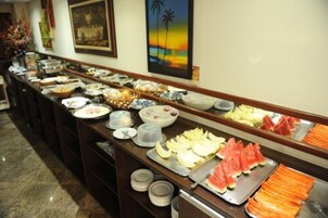 Café da manhã com buffet grátis todos os dias