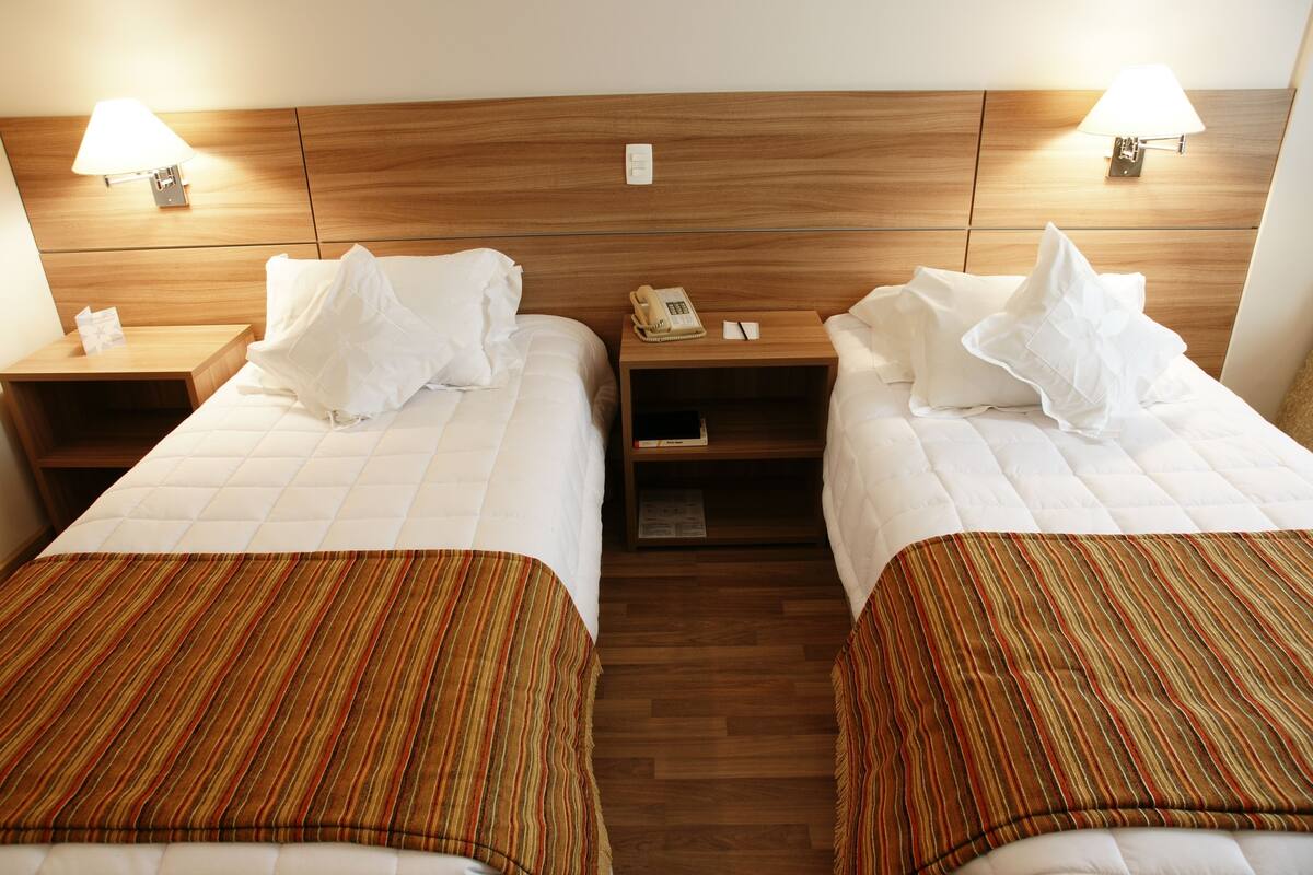 Camas de colchão pillowtop, minibar, cofre no quarto, secretária
