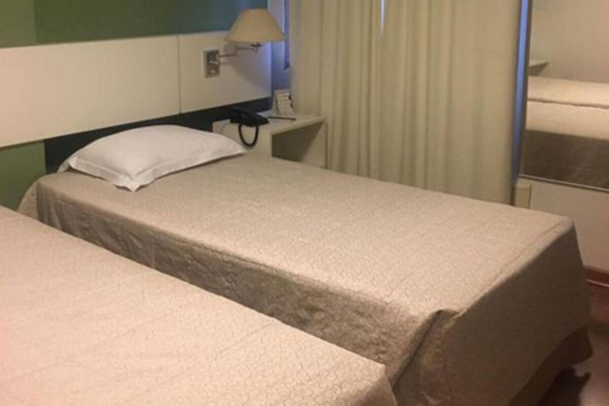 Quarto Twin Standard, 2 camas individuais | Camas de colchão pillowtop, minibar, cofre no quarto, secretária
