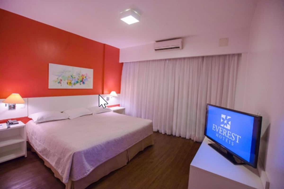 Quarto Twin Standard, 1 cama de casal | Camas de colchão pillowtop, minibar, cofre no quarto, secretária