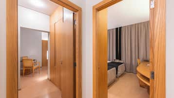 Suite Familia | Cofre no quarto, secretária, cortinas/cortinados opacos