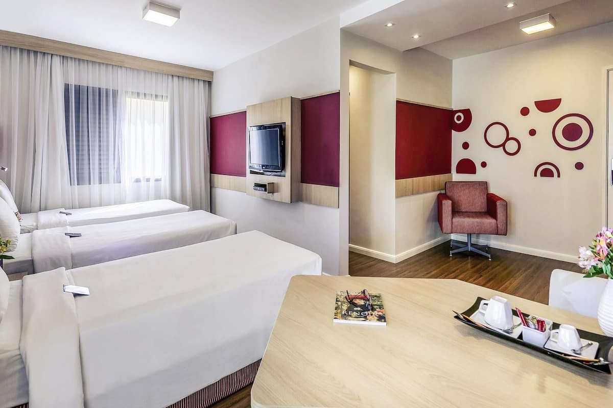 Quarto standard, 3 camas de solteiro | Roupas de cama premium, frigobar, cofres nos quartos, escrivaninha