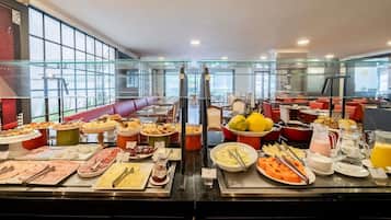 Pequeno-almoço tipo buffet diário (54 BRL por pessoa)