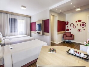 Quarto Standard, 3 camas individuais | Roupa de alta qualidade, minibar, cofre com capacidade para portátil 