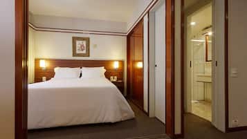 Quarto Duplo Premium | Minibar, cofre no quarto, cortinas/cortinados opacos