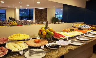 Café da manhã com buffet grátis todos os dias