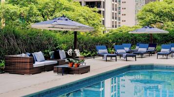 Piscina exterior, da(s) 8:00 à(s) 20:00, guarda-sóis, espreguiçadeiras