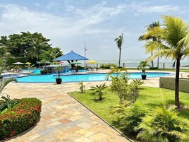 Piscina externa, espreguiçadeiras