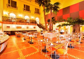 4 restaurantes, é servido café da manhã