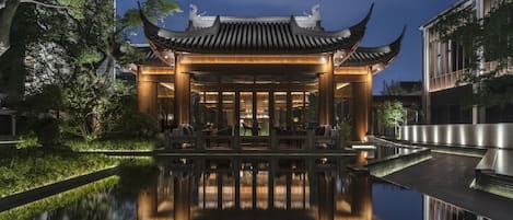2 restaurantes, com serviço de café da manhã e almoço; culinária chinesa