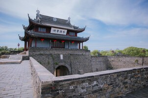 Um edifício tradicional chinês com telhado ladrilhado e lanternas vermelhas.