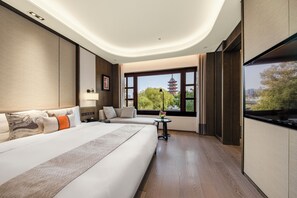 Suíte premier, 1 cama King, sacada | Edredons de pluma, frigobar, cofres nos quartos, cortinas blackout