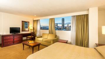 Quarto casal superior, 1 cama Queen, vista para a cidade | Roupas de cama premium, cofres nos quartos, escrivaninha, berços grátis