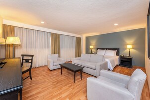 Quarto casal superior, 1 cama Queen | Roupas de cama premium, cofres nos quartos, escrivaninha, berços grátis