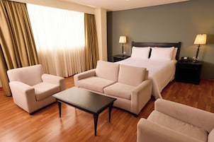 Quarto casal superior, 1 cama Queen, vista para a cidade | Vista do quarto