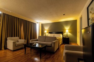 Quarto casal superior, 1 cama Queen, vista para a cidade | Roupas de cama premium, cofres nos quartos, escrivaninha, berços grátis