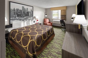 Cofre no quarto, secretária, ferro/tábua de engomar 