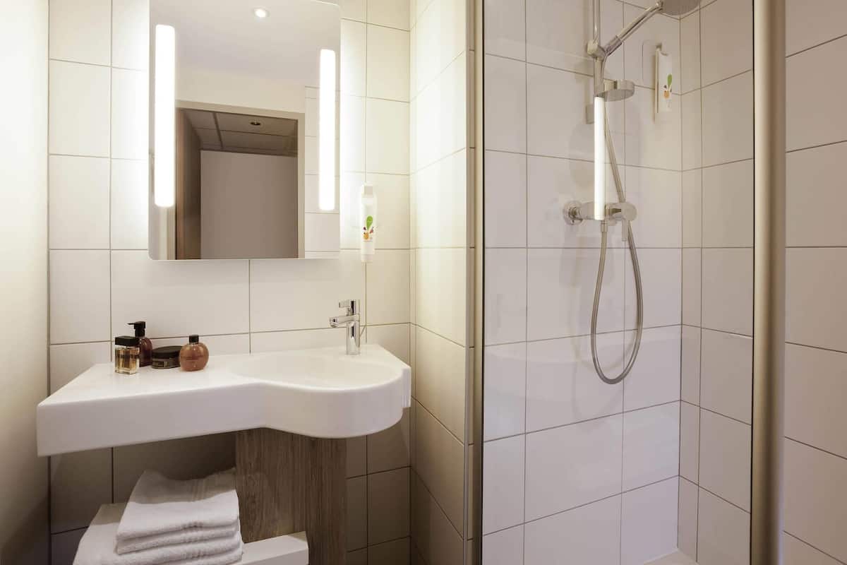 Minibar, cofre no quarto, secretária, quartos insonorizados