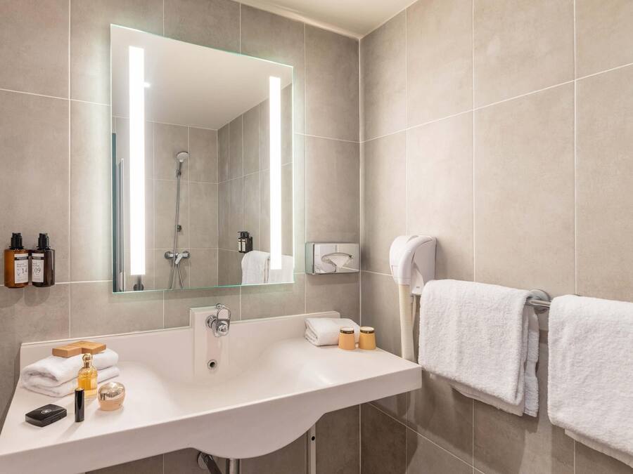Quarto Standard, 1 cama queen-size e sofá-cama, não fumadores | Casa de banho | Um polibã, artigos de higiene ecológicos, um secador de cabelo