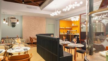 Pequeno-almoço tipo buffet diário (22 EUR por pessoa)