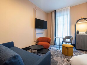 Minibar, cofre no quarto, secretária 