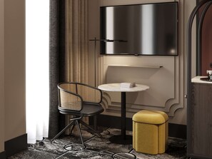 Minibar, cofre no quarto, secretária 