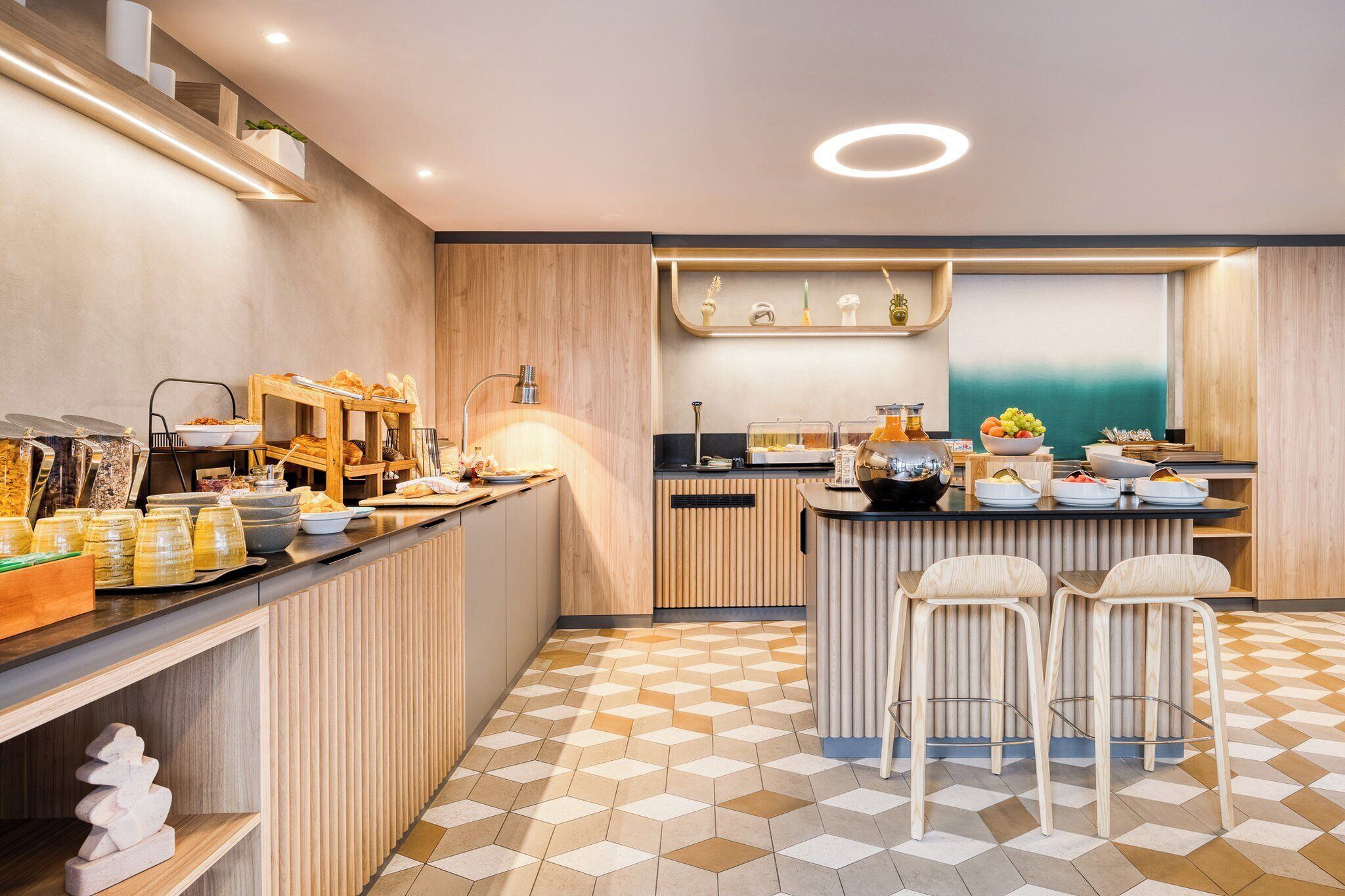 Uma cozinha moderna com uma ilha central, banquetas de bar e diversos alimentos.