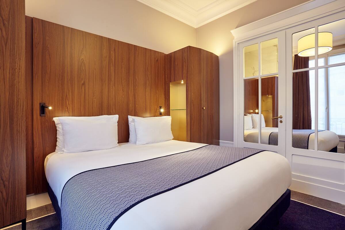 Roupa hipoalergénica, minibar grátis, cofre no quarto, secretária 