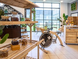 2 restaurantes: servem almoços e jantares