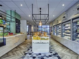 2 restaurantes: servem almoços e jantares