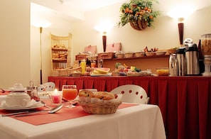 Café da manhã com buffet todos os dias mediante uma taxa