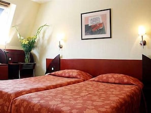 Roupas de cama premium, cofres nos quartos, escrivaninha