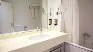 Quarto Triplo Standard | Casa de banho | Uma banheira, um secador de cabelo, toalhas fornecidas