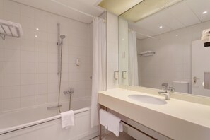 Banheira, secador de cabelo, toalhas de banho 