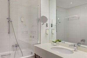 Roupa de alta qualidade, cofre no quarto, secretária