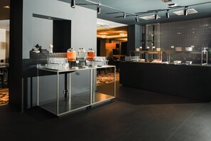 Café da manhã continental todos os dias (EUR 16 por pessoa) 