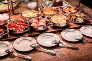 Pequeno-almoço tipo buffet diário mediante uma taxa 