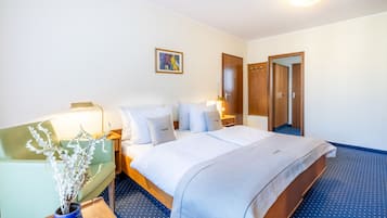 Apartamento superior, 2 camas de solteiro | 1 quarto, roupas de cama antialérgicas, frigobar, cofres nos quartos