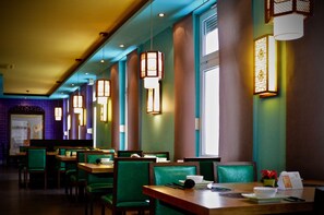 2 restaurantes, que servem almoços, jantares, também cozinha chinesa 
