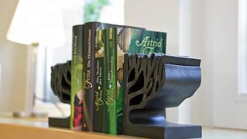 Uma estante de madeira com livros intitulados 'Astrid Fritz' e 'Die Heimelbraut'.