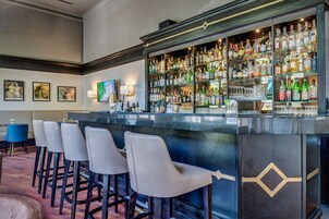 Restaurante ao ar livre, serve café da manhã, almoço e jantar