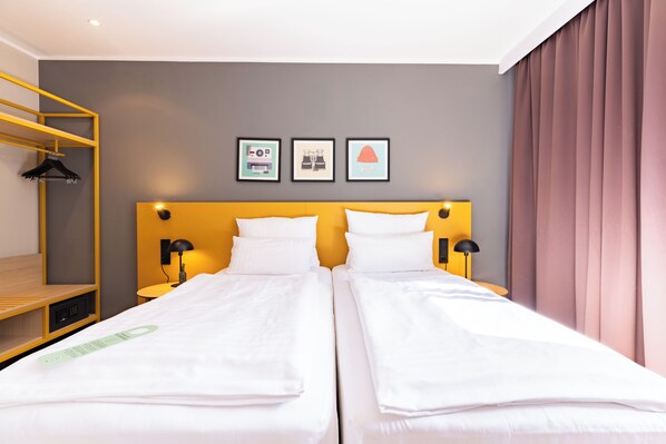Quarto Premium, 2 camas individuais | Roupa hipoalergénica, cofre no quarto, secretária 