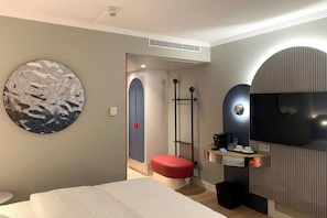 Frigobar, cofres nos quartos, escrivaninha