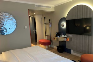 Frigobar, cofres nos quartos, escrivaninha