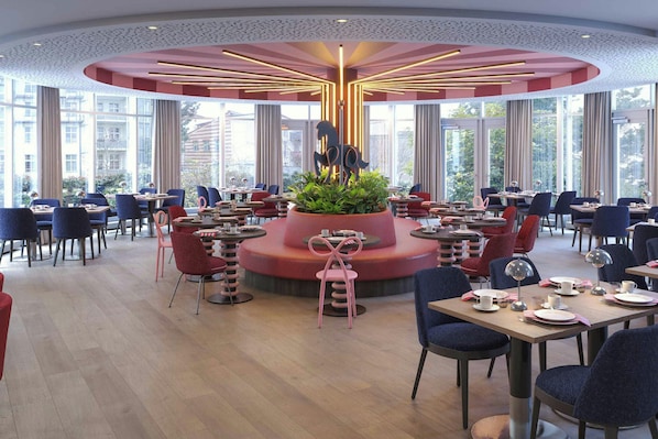 Serviço de almoço, culinária mediterrânea, restaurante ao ar livre